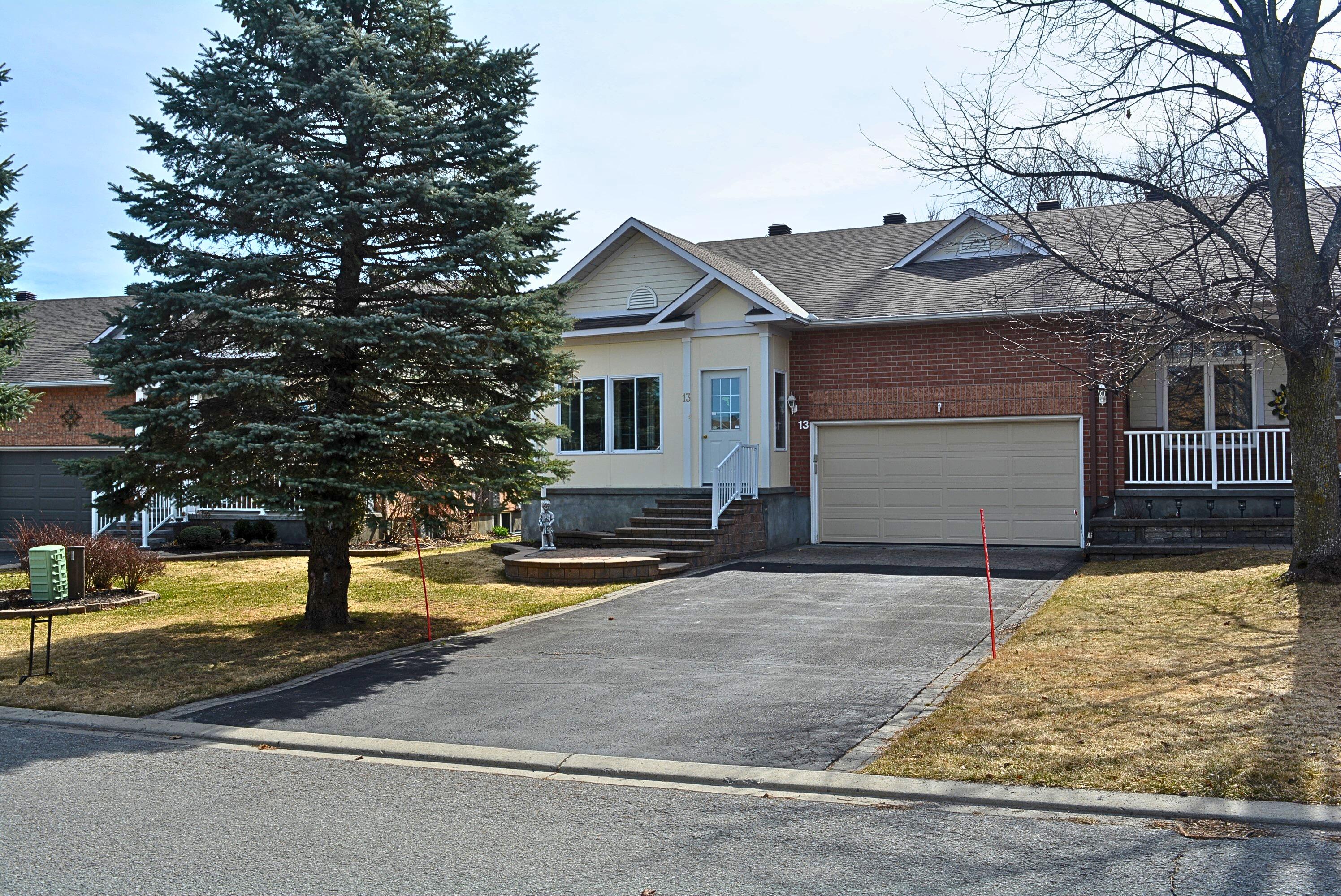 Stittsville End Unit Row: 3 bedroom