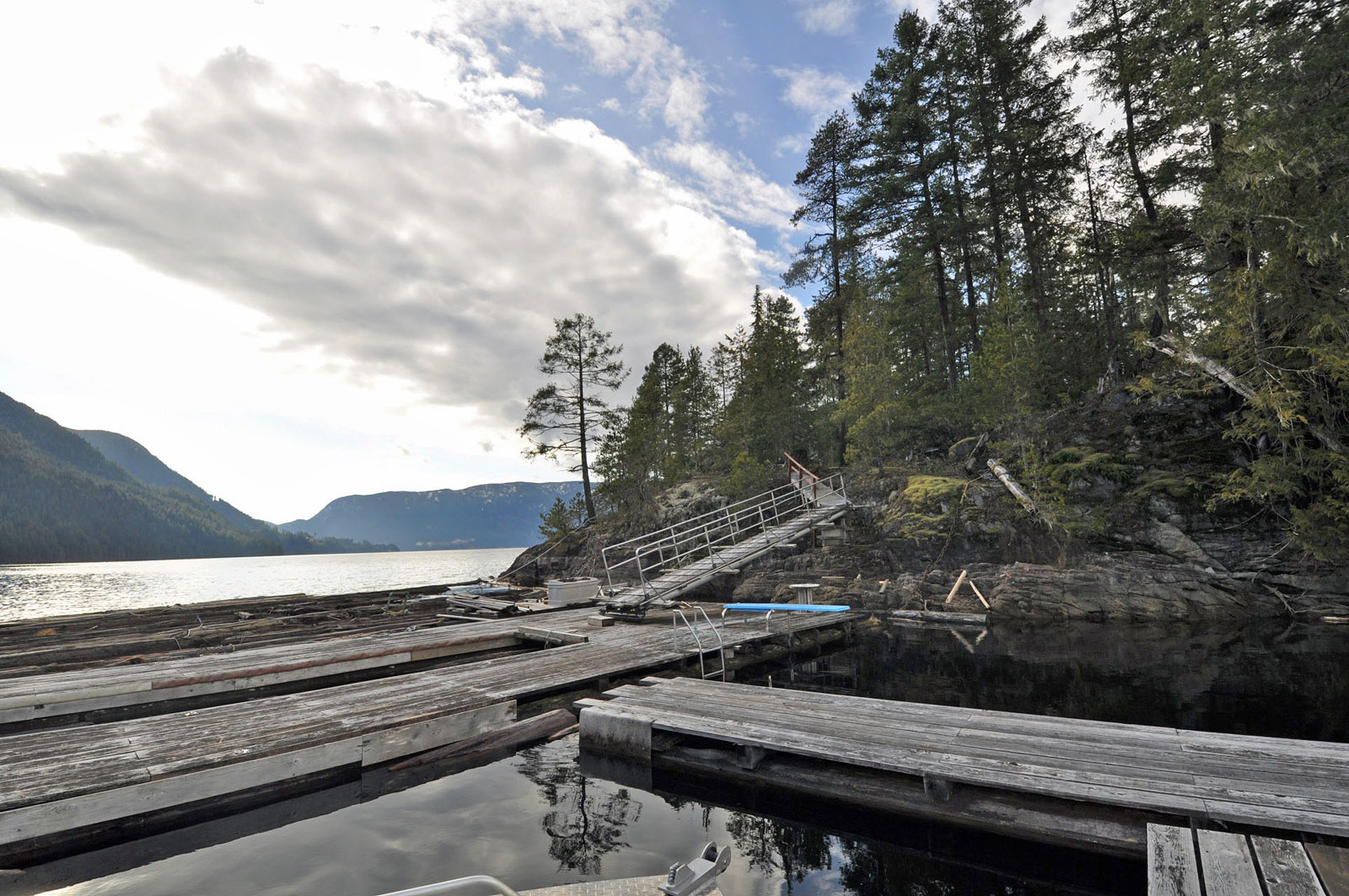 Powell Lake Island with 2 Cabins on Lake: 2 bedroom