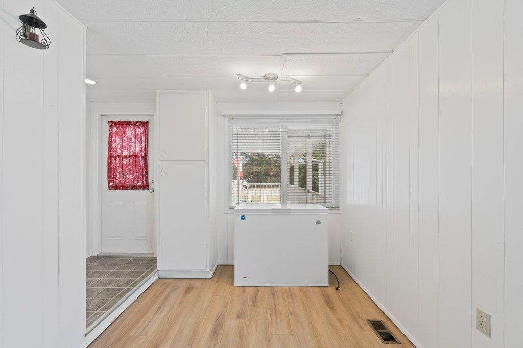 Salmon Arm Manufactured Home in Mobile Home Park for sale: Evergreen ...